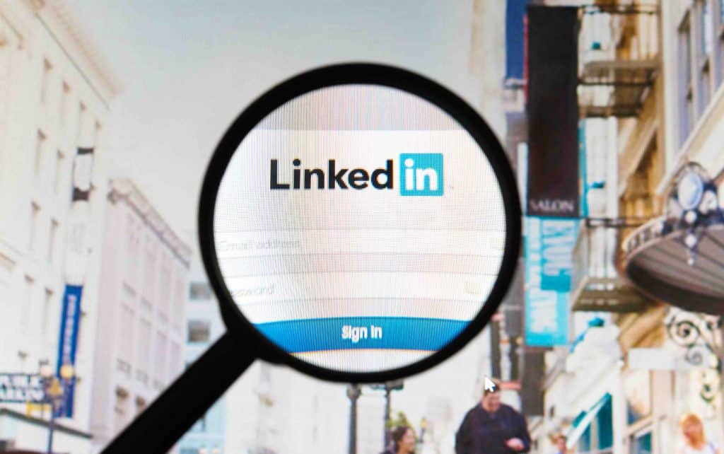 The Guide For Senior Executives To Stand Out On Linkedin